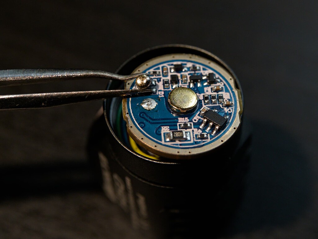 What's inside the recalled Skilhunt H150 - 1 x AA / 1 x 14500 ...