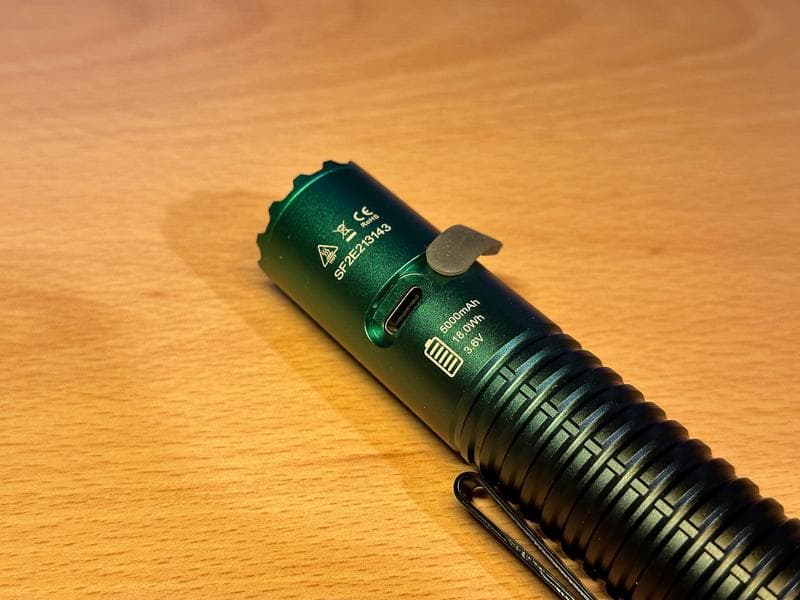 [Review] Speras E21 || Luminous SST-40, 1x21700 integrated, dual switch ...